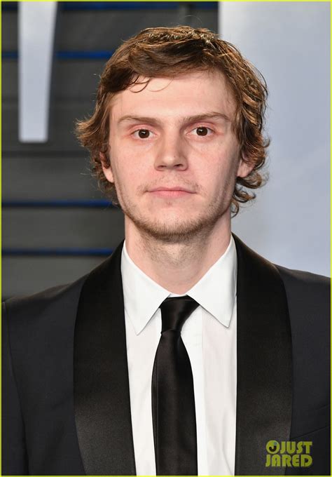 Photo Emma Roberts Evan Peters Vanity Fair Oscars Party 02 Photo