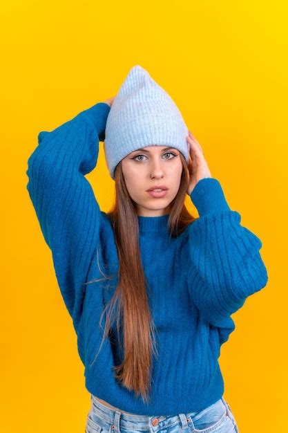 Cierra el retrato de una joven caucásica con suéter de lana azul
