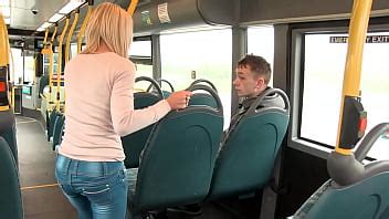 Sexy Esibizionista Si Spoglia E Piscia Sull Autobus E Di Nuovo All