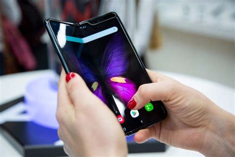 Keren Ponsel Layar Lipat Samsung Kini Hadir Lebih Gahar