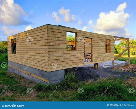 Casa Ecol Gica En Construcci N Con Materiales Reciclados Y Fachada De