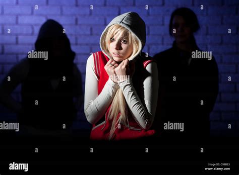 Ein 16 jährige blonde Haaren schlanker Teenager Mädchen in einer