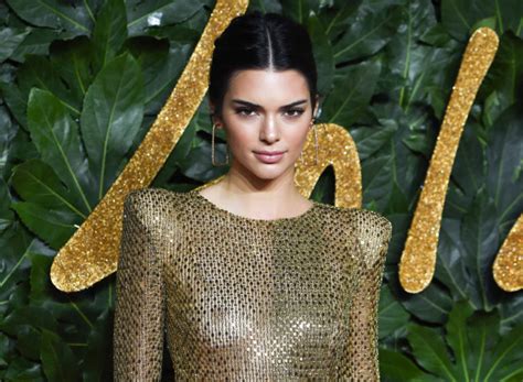 Kendall Jenner Zeigt Sich Komplett Nackt STARZIP
