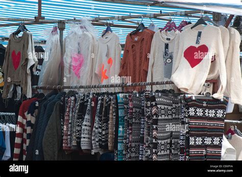 Ropa de minoristas fotografías e imágenes de alta resolución Alamy