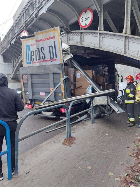 Wypadek na al Hallera przy Klinicznej Ciężarówka utknęła pod