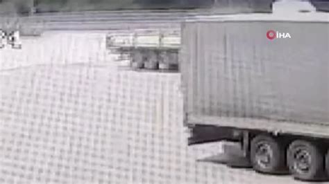 Bolu da 3 kişinin öldüğü trafik kazası güvenlik kamerasına yansıdı