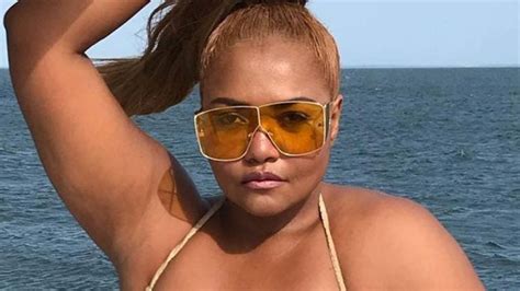 Gaby Amarantos arrasa em fotos de biquíni sem retoques