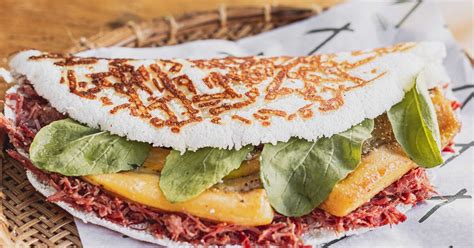 Tapioca de queijo coalho banana frita carne seca e rúcula Estadão