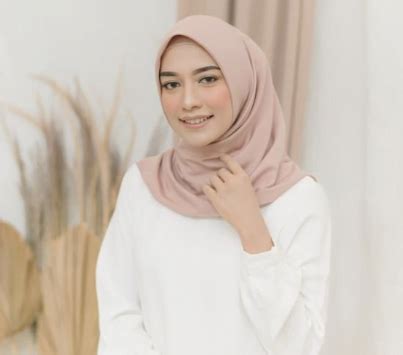 Baju Putih Cocok Dengan Jilbab Warna Apa Simak Pilihan Warna Jilbab