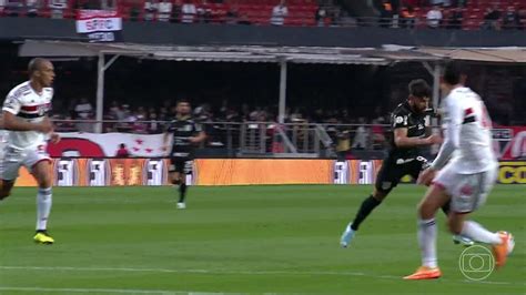 Vídeo Aos 13 min do 1º tempo gol de fora da área de Yuri Alberto do
