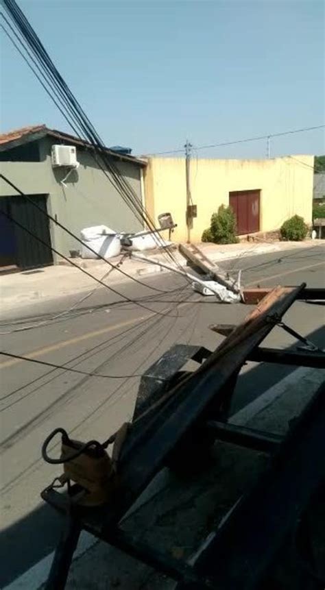 Caminhão derruba três postes e bairro de Cuiabá fica sem energia Mato