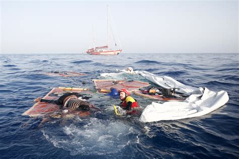 Le Foto Del Naufragio Al Largo Della Libia Il Post