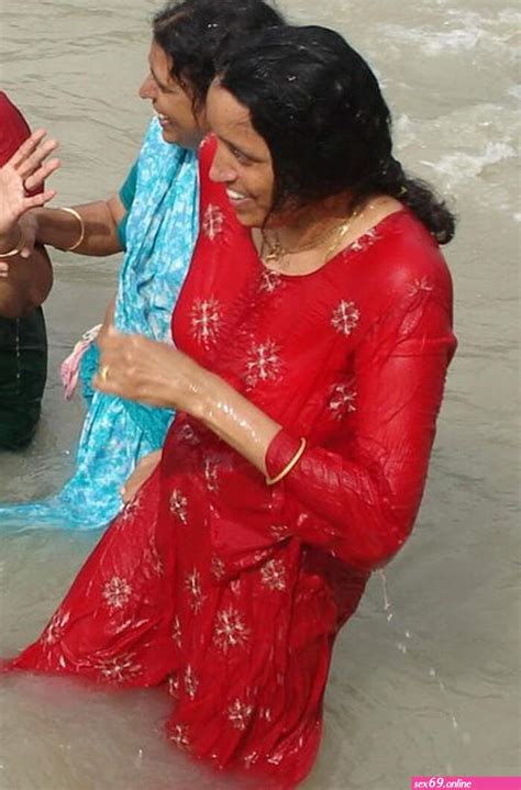 Desi Aunty Open Bathing In Gange Sexy Photos