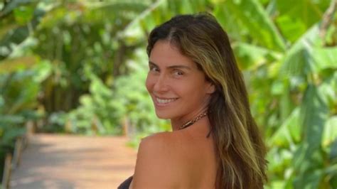 Aos 45 anos Giovanna Antonelli posa de biquíni e exibe corpo sequinho