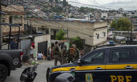Blindados da Polícia Rodoviária Federal foram usados em operação na
