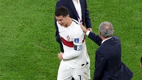 Hình Ảnh Ronaldo Khóc Buồn Khiến Trái Tim Fan Như Sát Muối