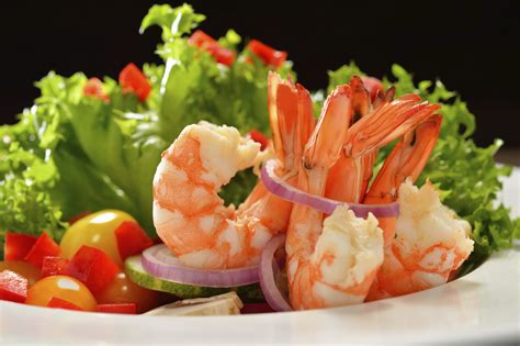 Receta de Ensalada de langostinos con decoración de pepino Recetas DIA