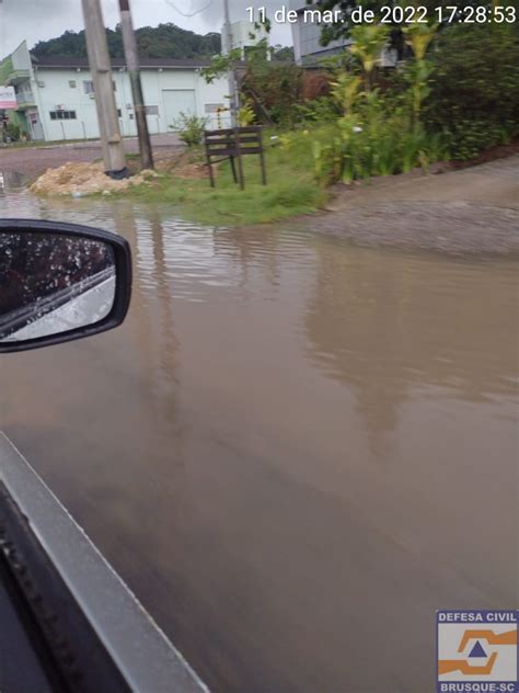 Chuva forte causa alagamentos em via pública deslizamentos em