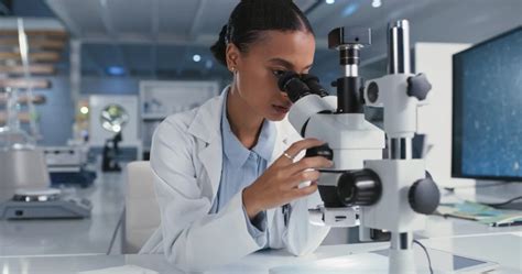 Qué equipos se necesitan para un laboratorio clínico
