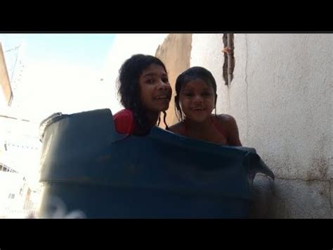 eu e minha irmã tomando banho de piscina eu ganhei de 7 a 5 no desafio