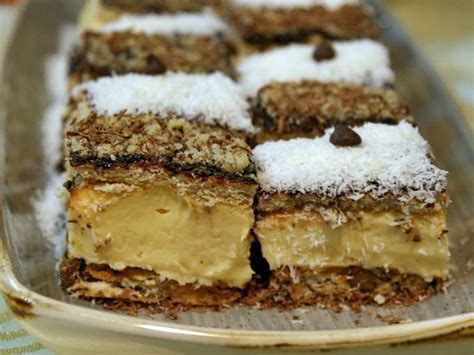 Prăjitură cu blat din bezea cu nucă și cremă de vanilie Dolci delizie