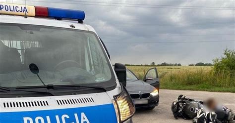 Pirat uciekał przed policją W środku wsi rozpędził motocykl do ponad