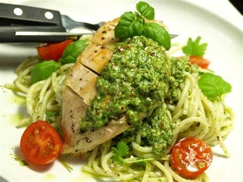 Spaghetti med kylling og vår mandelpesto oppskrift med beregnet