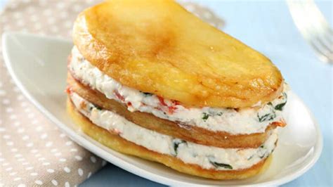 Mille feuilles de pommes de terre crémeux au chèvre et aux tomates