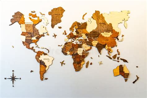 Mapa Mundial De Terra Mostrando Continentes Em Um Anel De Madeira