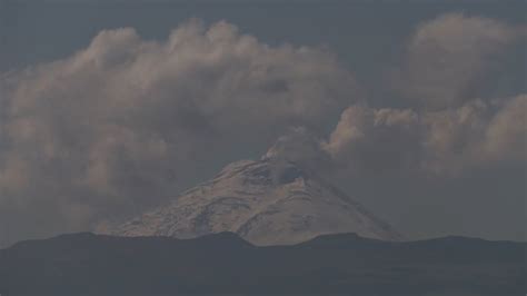 El volcán ecuatoriano Cotopaxi emite una nube de ceniza de un kilómetro