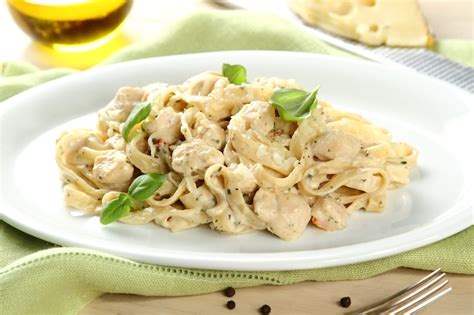 Makaron Tagliatelle Z Kurczakiem Przepis Jak Zrobi Przepisy Pl