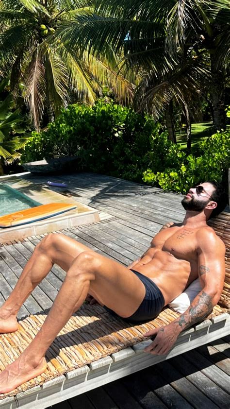 Gusttavo Lima Posa De Sunga E Tamanho Do Charuto Impressiona