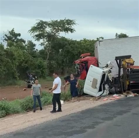 Colisão entre dois caminhões deixa uma pessoa morta e outras duas
