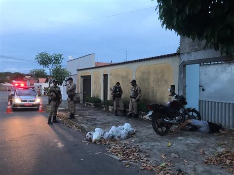 Jovem é executado a tiros no final da tarde de hoje na porta de casa
