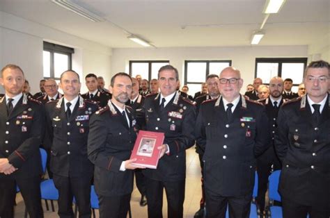 Il Generale Di Brigata Antonio Di Stasio Saluta I Carabinieri Del