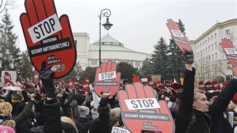 Débat au Parlement européen sur le droit à lavortement en Pologne