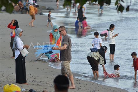 PANTAI PADANG RAMAI PENGUNJUNG ANTARA Foto