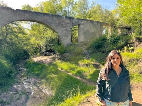 Un Sendero De Baja Dificultad Con Arroyo Y Un Calicanto Jesuita En