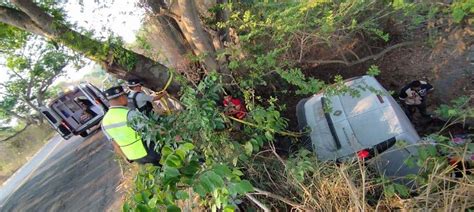 Vuelca Camioneta Con Familia Del Puerto De Veracruz En Carretera A