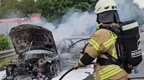 Mercedes Geht Auf Autobahnausfahrt In Flammen Auf