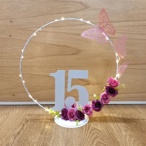 CENTRO DE MESA ARO NRO 15 CON FLORES MARIPOSAS Y LUZ LED