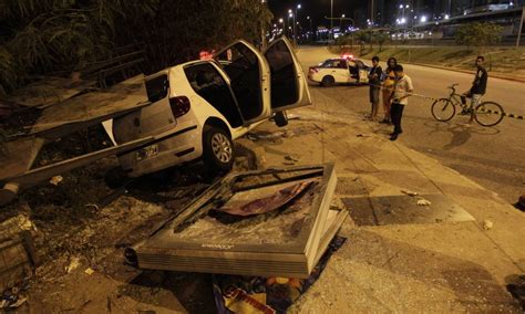 Motorista sinais de embriaguez invade ponto de ônibus e atinge seis