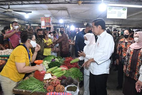 Jokowi Kunjungi Pasar Petisah Medan Pedagang Minta Ekonomi Stabil