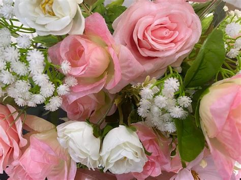 Un Ramo De Rosas Rosadas Y Blancas Con Hojas Verdes Foto Premium