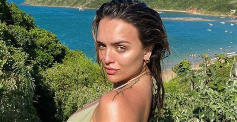 biquíni fininho Rafa Kalimann ostenta curvas esculturais em