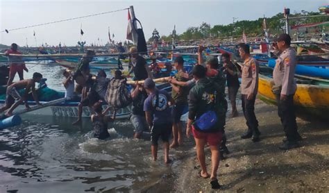 Kapal Nelayan Digulung Ombak Di Pantai Grajagan Banyuwangi 20 Orang