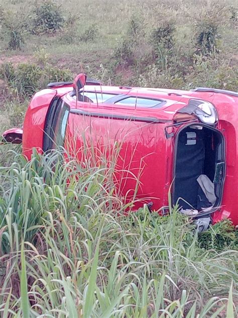 Motorista capota carro após perder o controle em curva da TO 335 e fica