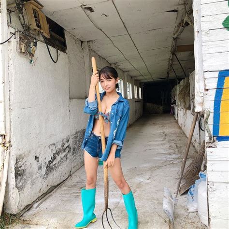 ミスヤングマガジン受賞した18歳爆乳JK寺本莉緒デカすぎるおっぱいによってスク水がはち切れそうになってるww エロチカ