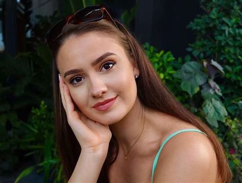 Intip 4 Potret Cantik Pramugari Bethany Harriss Senyumnya Begitu
