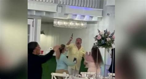 Dueño de salón de fiestas es arrestado tras amenazar a invitados de una